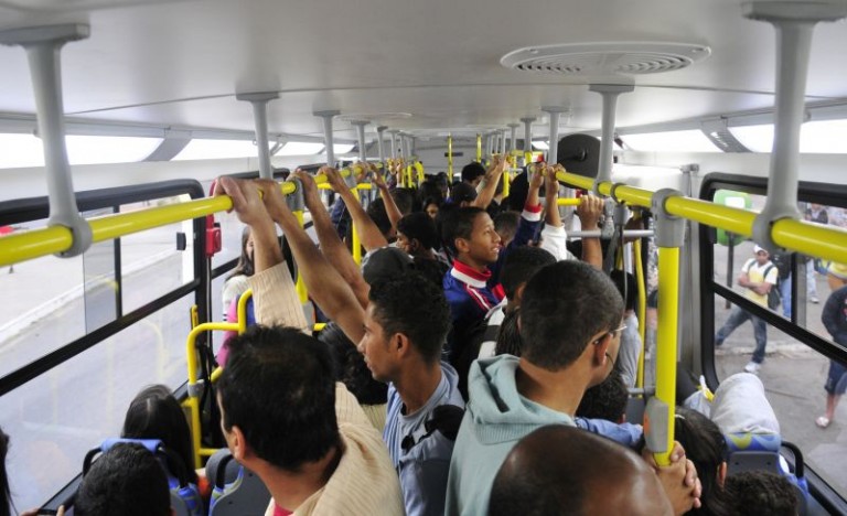 Lei que limita número de passageiros em pé nos ônibus do transporte ...