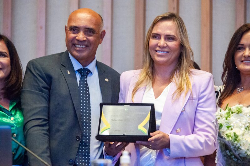 Celina tem cerimônia com ares de lançamento de candidatura - CB Poder