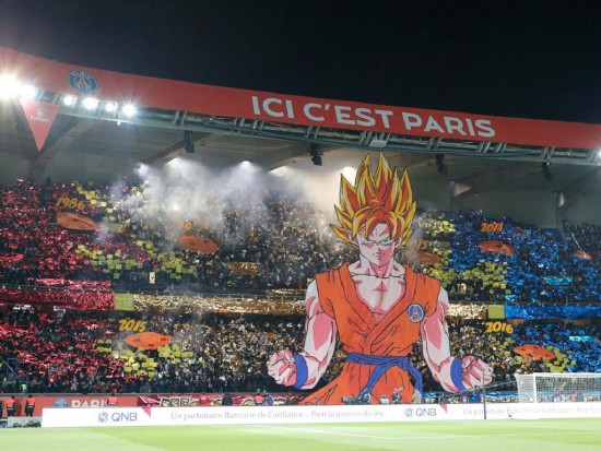 Goku rouba a cena em jogo do Paris Saint-Germain