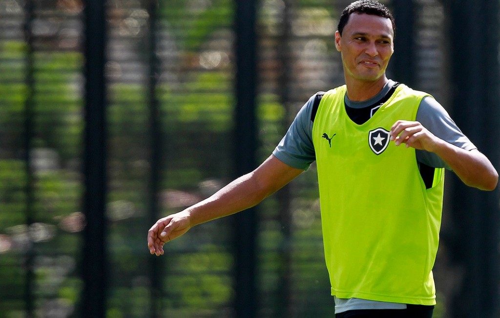 Um bate-papo com Emerson Silva, zagueiro-artilheiro brasiliense titular ...