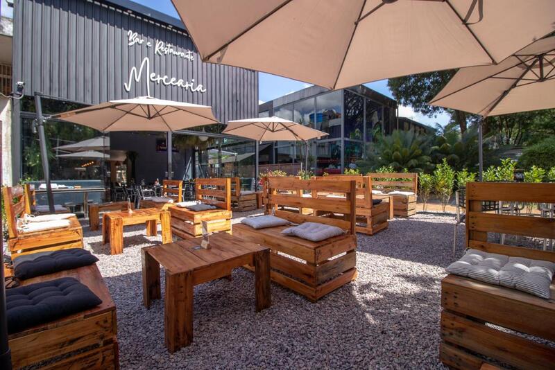 Feijoada com samba e dose dupla de caipirinha e chope em restaurante na ...