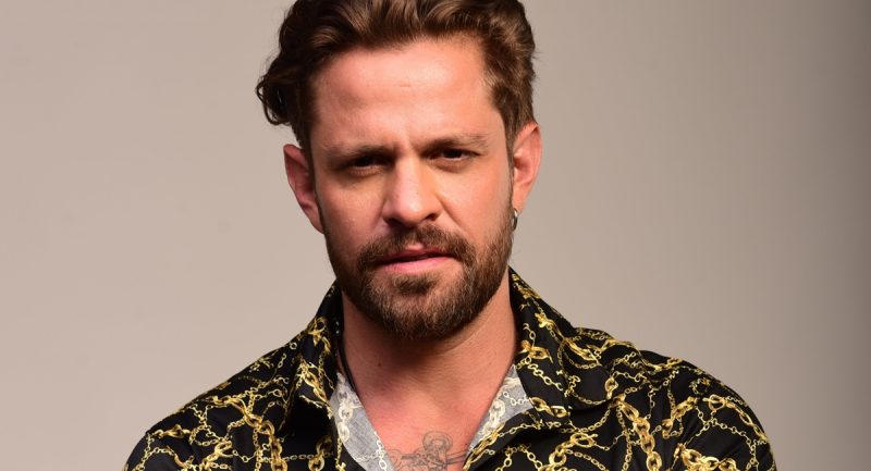 Alejandro Claveaux vive um ícone da sofrência em Rensga hits!