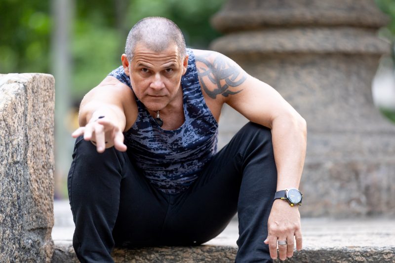 A transformação física de Remo Rocha para atuar em Reis - Próximo Capítulo